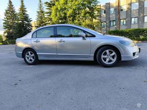 Grey Honda Civic 2009 in Panevezys, with an engine capacity of 1.34 L and mileage of 328 thousand km for 3200 €, photo 7 on AUTOMOTO.COM.LV