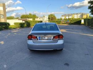Grey Honda Civic 2009 in Panevezys, with an engine capacity of 1.34 L and mileage of 328 thousand km for 3200 €, photo 8 on AUTOMOTO.COM.LV
