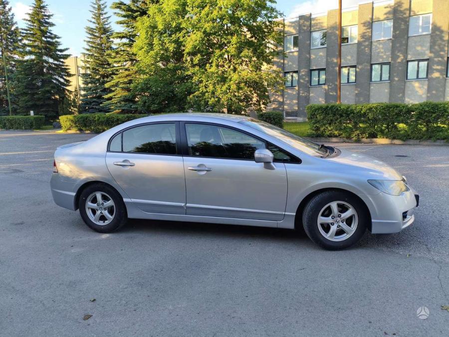 Grey Honda Civic 2009 in Panevezys, with an engine capacity of 1.34 L and mileage of 328 thousand km for 3200 €, photo 10 on AUTOMOTO.COM.LV