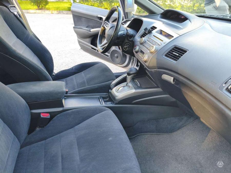 Grey Honda Civic 2009 in Panevezys, with an engine capacity of 1.34 L and mileage of 328 thousand km for 3200 €, photo 17 on AUTOMOTO.COM.LV