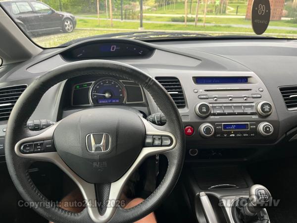 Grey Honda Civic 2009 in Tallinn, with an engine capacity of 1.80 L and mileage of 310 thousand km for 2790 €, photo 6 on AUTOMOTO.COM.LV