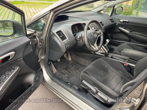 Grey Honda Civic 2009 in Tallinn, with an engine capacity of 1.80 L and mileage of 310 thousand km for 2790 €, photo 7 on AUTOMOTO.COM.LV