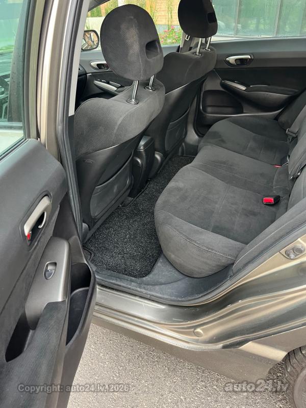 Grey Honda Civic 2009 in Tallinn, with an engine capacity of 1.80 L and mileage of 310 thousand km for 2790 €, photo 8 on AUTOMOTO.COM.LV