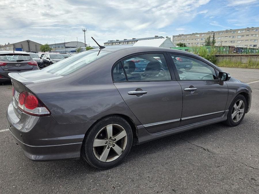 Grey Honda Civic 2009 in Tallinn, with an engine capacity of 1.30 L and mileage of 292 thousand km for 1199 €, photo 4 on AUTOMOTO.COM.LV
