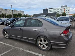 Grey Honda Civic 2009 in Tallinn, with an engine capacity of 1.30 L and mileage of 292 thousand km for 1199 €, photo 5 on AUTOMOTO.COM.LV