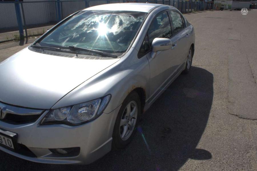 Grey Honda Civic 2009 in Panevezys, with an engine capacity of 1.34 L and mileage of 301 thousand km for 1750 €, photo 3 on AUTOMOTO.COM.LV