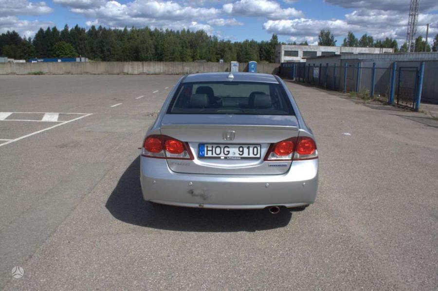Grey Honda Civic 2009 in Panevezys, with an engine capacity of 1.34 L and mileage of 301 thousand km for 1750 €, photo 4 on AUTOMOTO.COM.LV