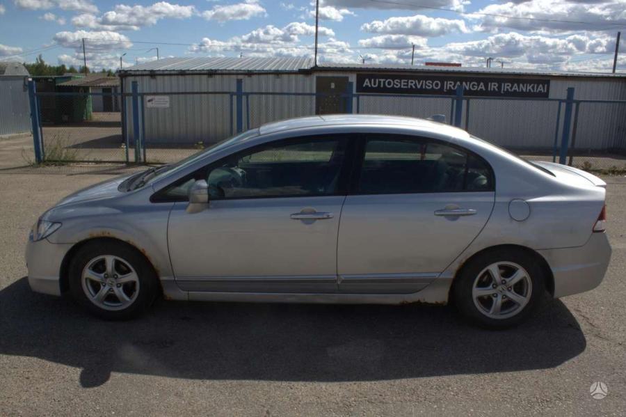 Grey Honda Civic 2009 in Panevezys, with an engine capacity of 1.34 L and mileage of 301 thousand km for 1750 €, photo 5 on AUTOMOTO.COM.LV