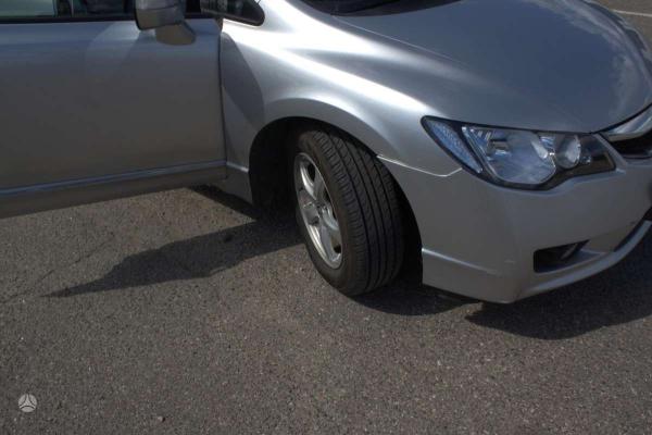 Grey Honda Civic 2009 in Panevezys, with an engine capacity of 1.34 L and mileage of 301 thousand km for 1750 €, photo 7 on AUTOMOTO.COM.LV