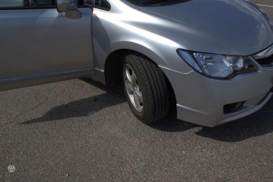 Grey Honda Civic 2009 in Panevezys, with an engine capacity of 1.34 L and mileage of 301 thousand km for 1750 €, photo 7 on AUTOMOTO.COM.LV
