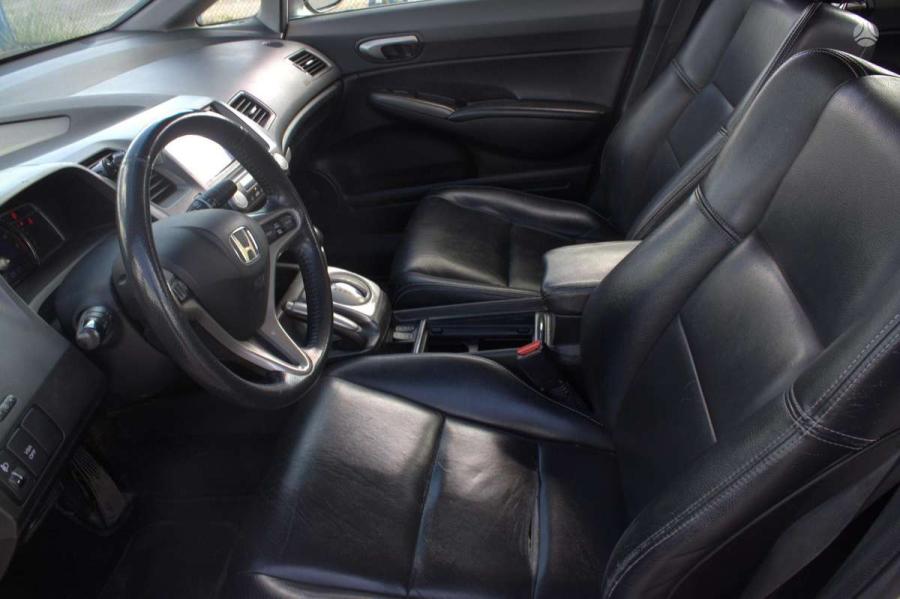Grey Honda Civic 2009 in Panevezys, with an engine capacity of 1.34 L and mileage of 301 thousand km for 1750 €, photo 8 on AUTOMOTO.COM.LV
