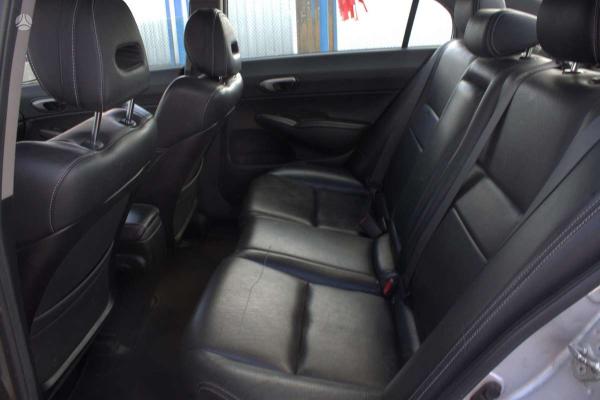 Grey Honda Civic 2009 in Panevezys, with an engine capacity of 1.34 L and mileage of 301 thousand km for 1750 €, photo 9 on AUTOMOTO.COM.LV