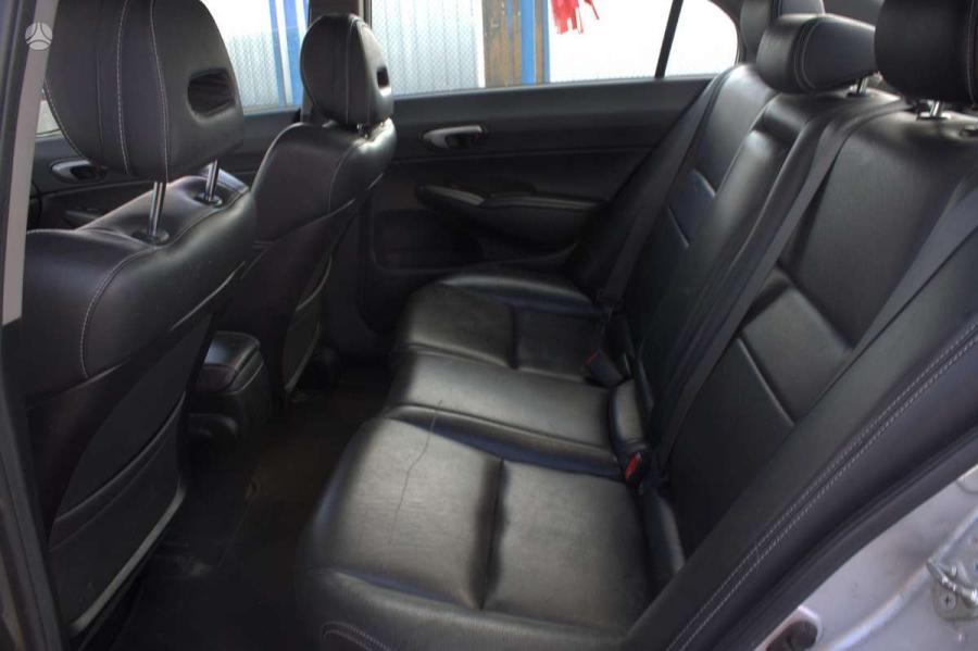 Grey Honda Civic 2009 in Panevezys, with an engine capacity of 1.34 L and mileage of 301 thousand km for 1750 €, photo 9 on AUTOMOTO.COM.LV