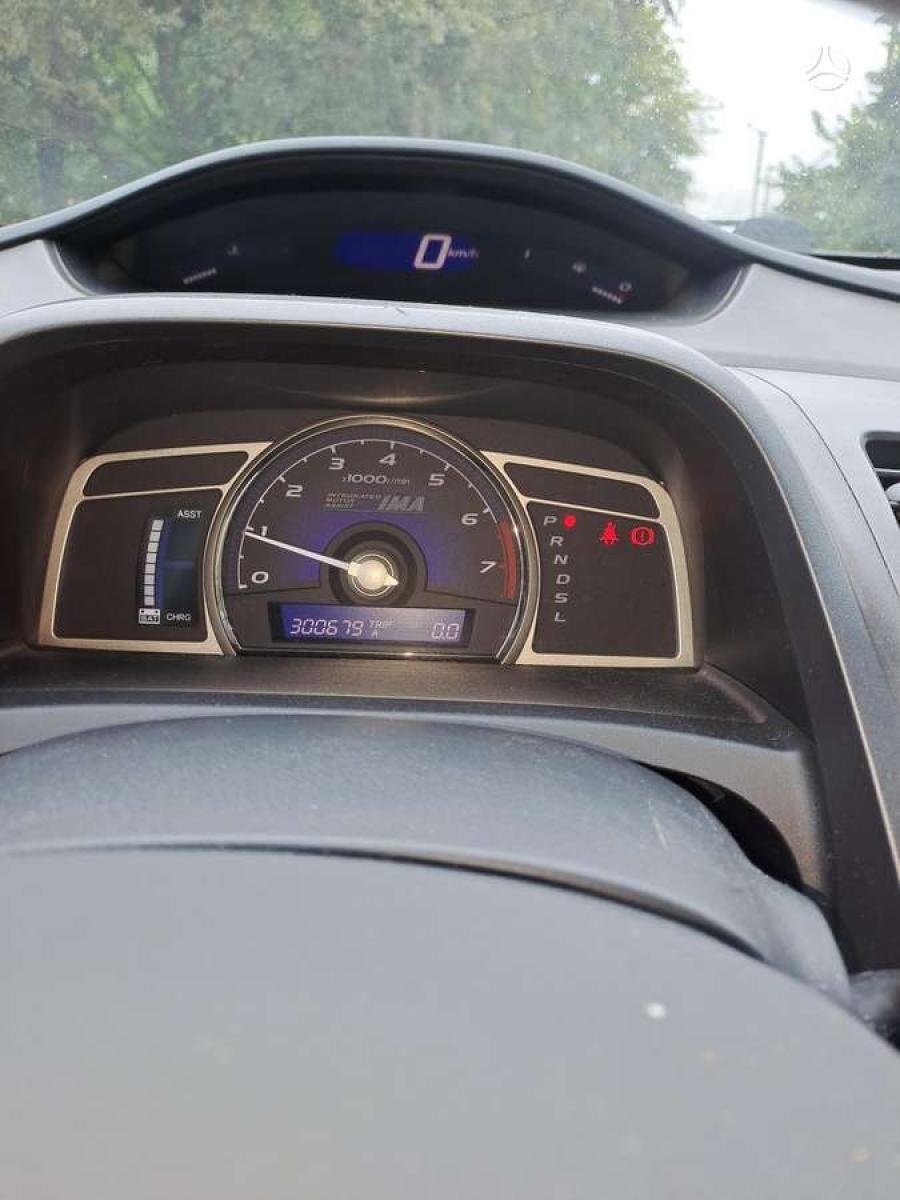 Grey Honda Civic 2009 in Panevezys, with an engine capacity of 1.34 L and mileage of 301 thousand km for 1750 €, photo 13 on AUTOMOTO.COM.LV
