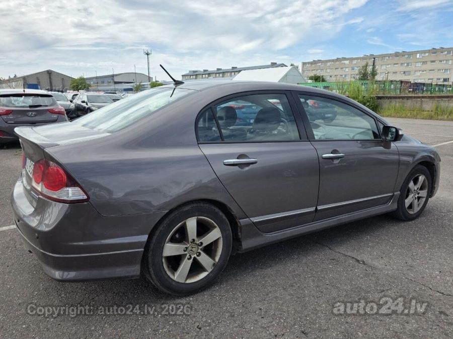 Grey Honda Civic 2009 in Tallinn, with an engine capacity of 1.30 L and mileage of 292 thousand km for 999 €, photo 4 on AUTOMOTO.COM.LV