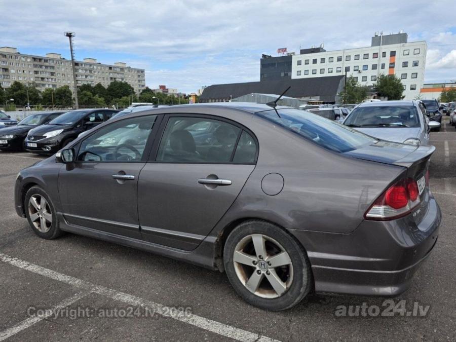Grey Honda Civic 2009 in Tallinn, with an engine capacity of 1.30 L and mileage of 292 thousand km for 999 €, photo 5 on AUTOMOTO.COM.LV
