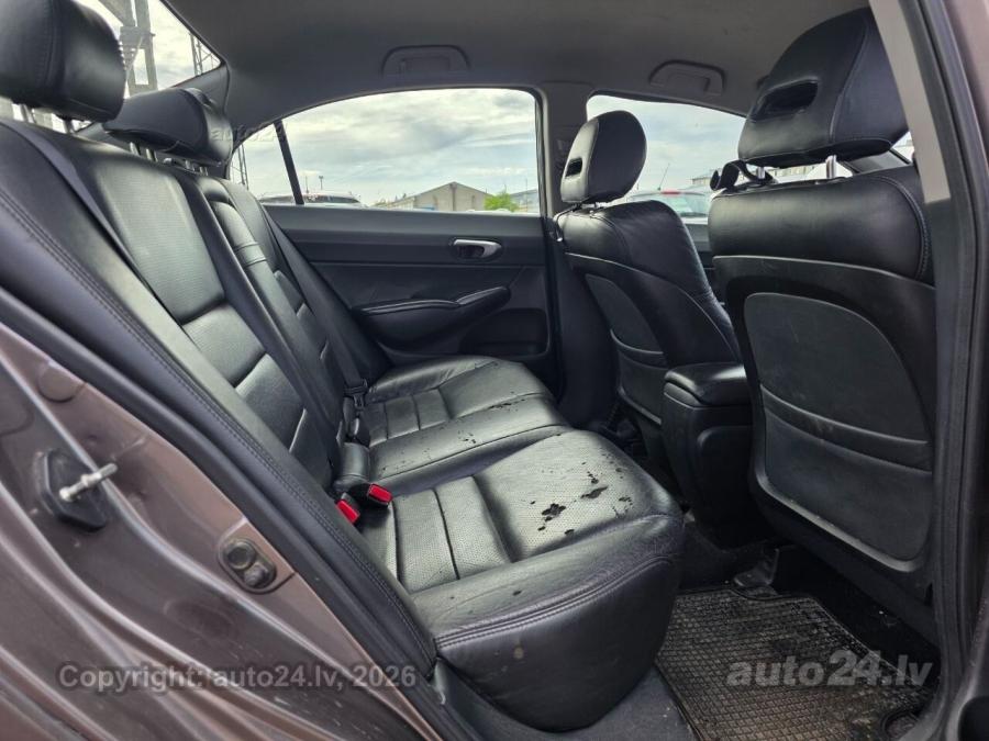 Grey Honda Civic 2009 in Tallinn, with an engine capacity of 1.30 L and mileage of 292 thousand km for 999 €, photo 7 on AUTOMOTO.COM.LV
