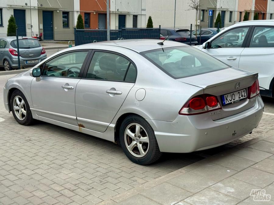 Pelēks Honda Civic 2010 Viļņa, ar dzinēja tilpumu 1.30 L un nobraukumu 270 tūkst. km par 1100 €, foto 11 vietnē AUTOMOTO.COM.LV