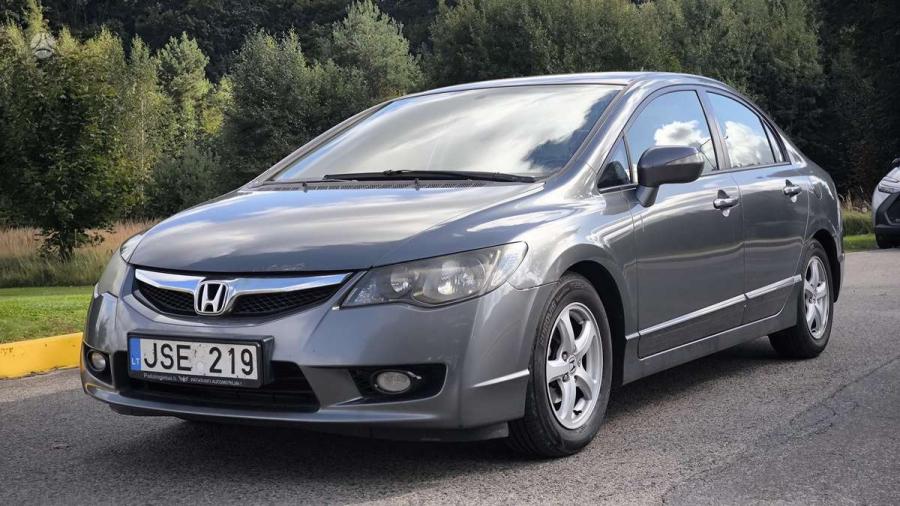 Grey Honda Civic 2010 in Vilnius, with an engine capacity of 1.40 L and mileage of 254 thousand km for 3300 €, photo 3 on AUTOMOTO.COM.LV