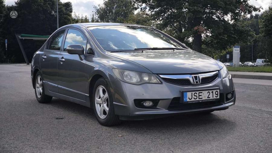 Grey Honda Civic 2010 in Vilnius, with an engine capacity of 1.40 L and mileage of 254 thousand km for 3300 €, photo 5 on AUTOMOTO.COM.LV