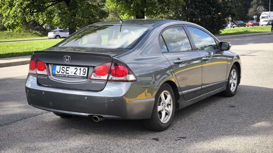 Grey Honda Civic 2010 in Vilnius, with an engine capacity of 1.40 L and mileage of 254 thousand km for 3300 €, photo 6 on AUTOMOTO.COM.LV