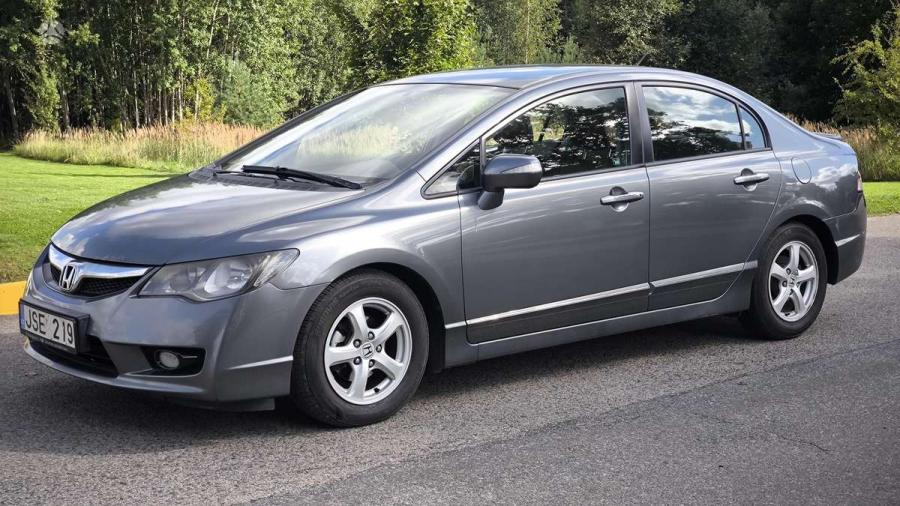 Grey Honda Civic 2010 in Vilnius, with an engine capacity of 1.40 L and mileage of 254 thousand km for 3300 €, photo 8 on AUTOMOTO.COM.LV