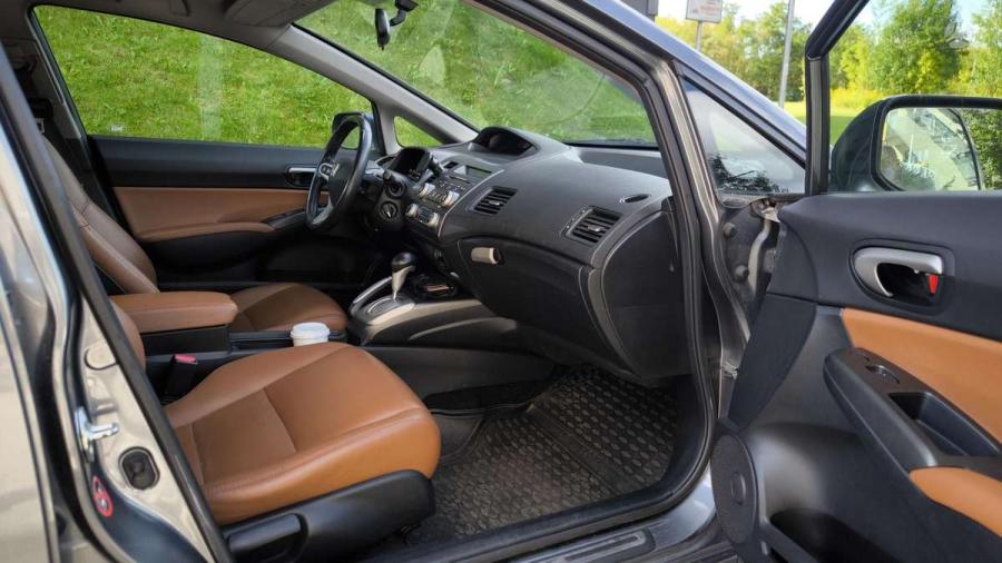 Grey Honda Civic 2010 in Vilnius, with an engine capacity of 1.40 L and mileage of 254 thousand km for 3300 €, photo 21 on AUTOMOTO.COM.LV