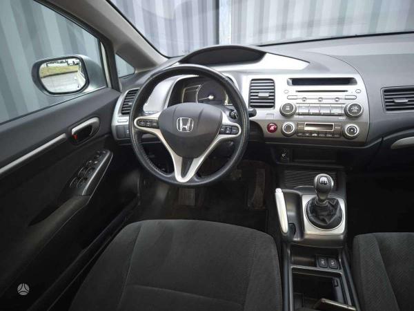 Grey Honda Civic 2011 in Vilnius, with an engine capacity of 1.80 L and mileage of 178 thousand km for 2900 €, photo 6 on AUTOMOTO.COM.LV