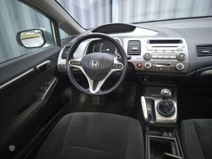 Grey Honda Civic 2011 in Vilnius, with an engine capacity of 1.80 L and mileage of 178 thousand km for 2900 €, photo 6 on AUTOMOTO.COM.LV