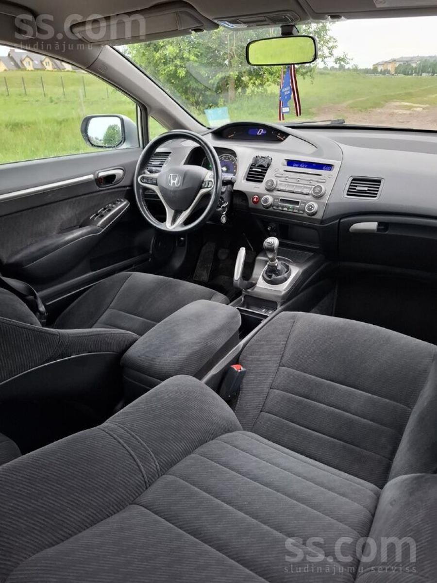 Grey Honda Civic 2011 in Riga, with an engine capacity of 1.80 L and mileage of 282 thousand km for 1500 €, photo 3 on AUTOMOTO.COM.LV