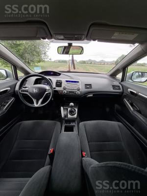 Grey Honda Civic 2011 in Riga, with an engine capacity of 1.80 L and mileage of 282 thousand km for 1500 €, photo 4 on AUTOMOTO.COM.LV