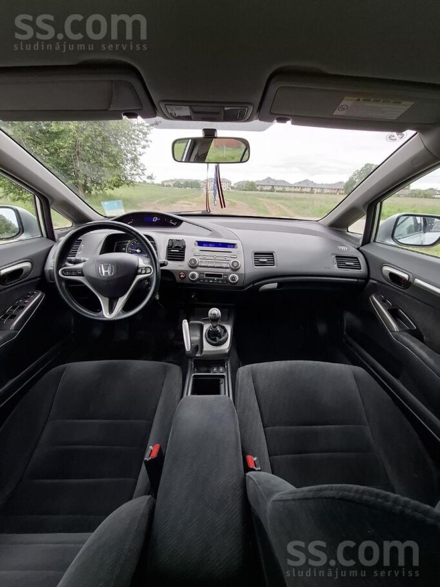 Grey Honda Civic 2011 in Riga, with an engine capacity of 1.80 L and mileage of 282 thousand km for 1500 €, photo 4 on AUTOMOTO.COM.LV