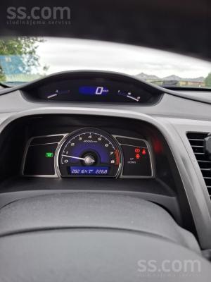 Grey Honda Civic 2011 in Riga, with an engine capacity of 1.80 L and mileage of 282 thousand km for 1500 €, photo 5 on AUTOMOTO.COM.LV