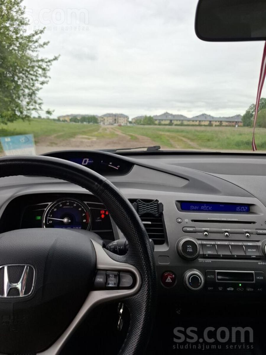 Grey Honda Civic 2011 in Riga, with an engine capacity of 1.80 L and mileage of 282 thousand km for 1500 €, photo 6 on AUTOMOTO.COM.LV
