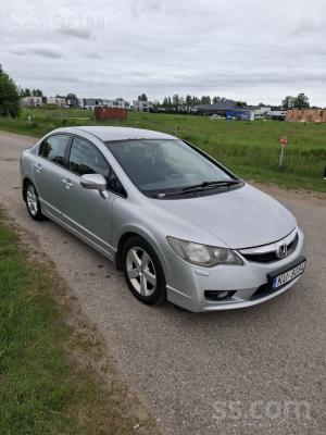 Grey Honda Civic 2011 in Riga, with an engine capacity of 1.80 L and mileage of 282 thousand km for 1500 €, photo 7 on AUTOMOTO.COM.LV