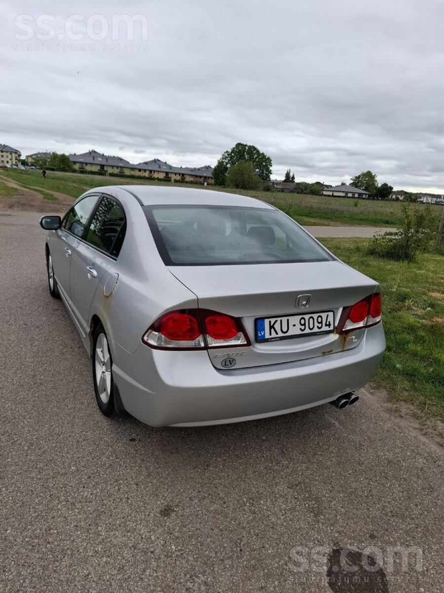 Grey Honda Civic 2011 in Riga, with an engine capacity of 1.80 L and mileage of 282 thousand km for 1500 €, photo 9 on AUTOMOTO.COM.LV