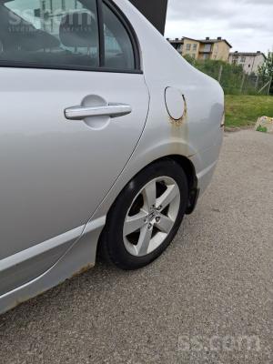 Grey Honda Civic 2011 in Riga, with an engine capacity of 1.80 L and mileage of 282 thousand km for 1500 €, photo 13 on AUTOMOTO.COM.LV