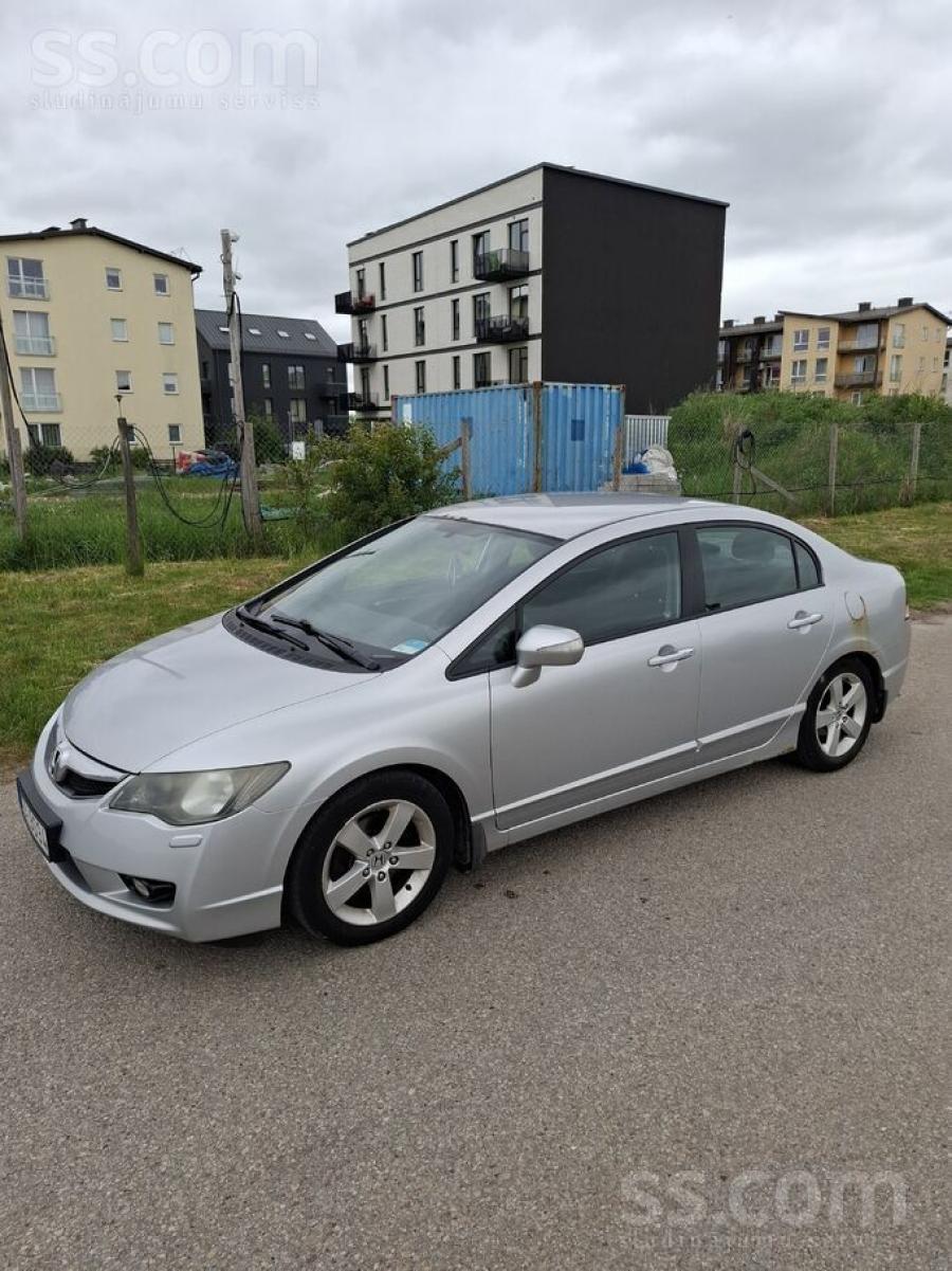 Grey Honda Civic 2011 in Riga, with an engine capacity of 1.80 L and mileage of 282 thousand km for 1500 €, photo 15 on AUTOMOTO.COM.LV