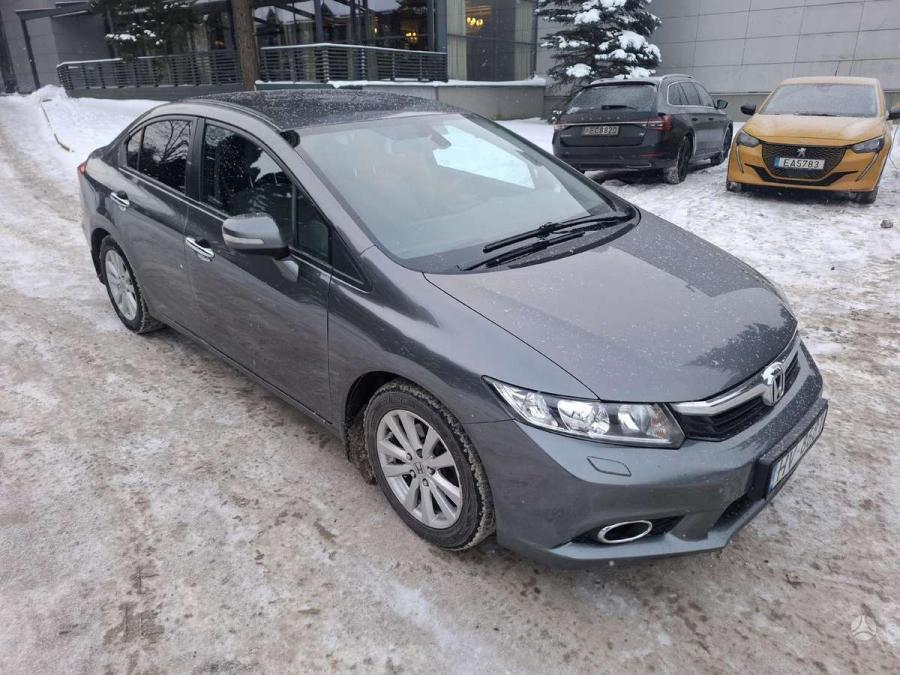 Grey Honda Civic 2012 in Vilnius, with an engine capacity of 1.80 L and mileage of 184 thousand km for 4900 €, photo 3 on AUTOMOTO.COM.LV