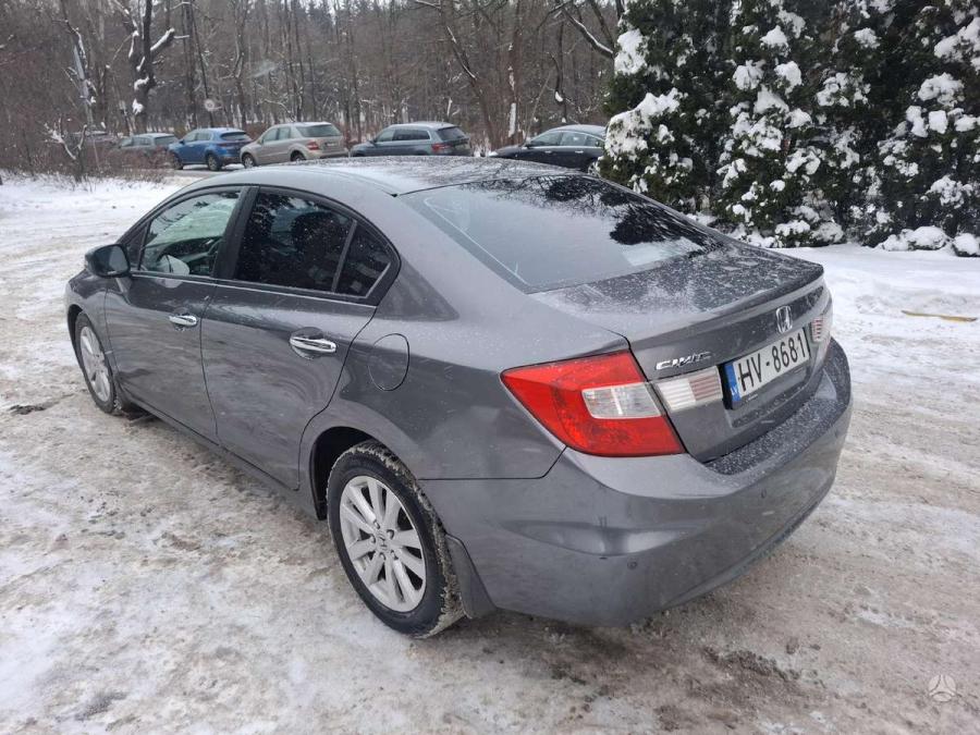 Grey Honda Civic 2012 in Vilnius, with an engine capacity of 1.80 L and mileage of 184 thousand km for 4900 €, photo 7 on AUTOMOTO.COM.LV