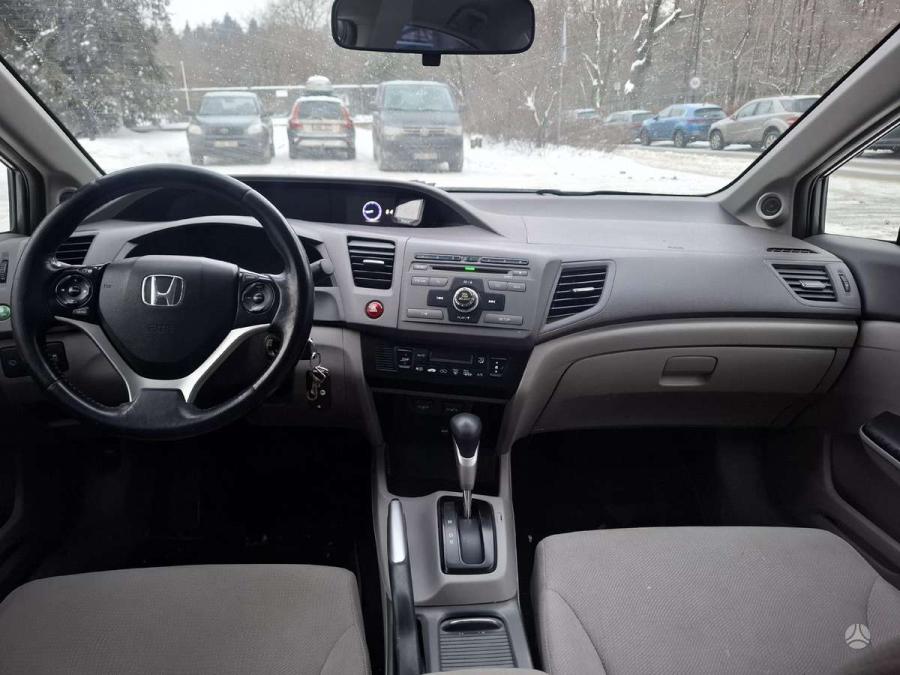 Grey Honda Civic 2012 in Vilnius, with an engine capacity of 1.80 L and mileage of 184 thousand km for 4900 €, photo 14 on AUTOMOTO.COM.LV