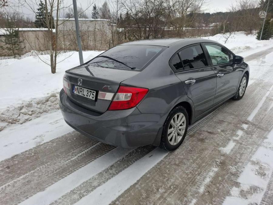 Grey Honda Civic 2012 in Vilnius, with an engine capacity of 1.80 L and mileage of 184 thousand km for 5200 €, photo 5 on AUTOMOTO.COM.LV