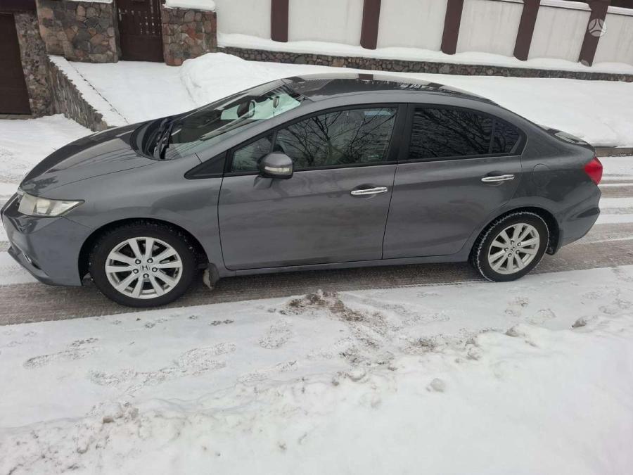 Grey Honda Civic 2012 in Vilnius, with an engine capacity of 1.80 L and mileage of 184 thousand km for 5200 €, photo 8 on AUTOMOTO.COM.LV