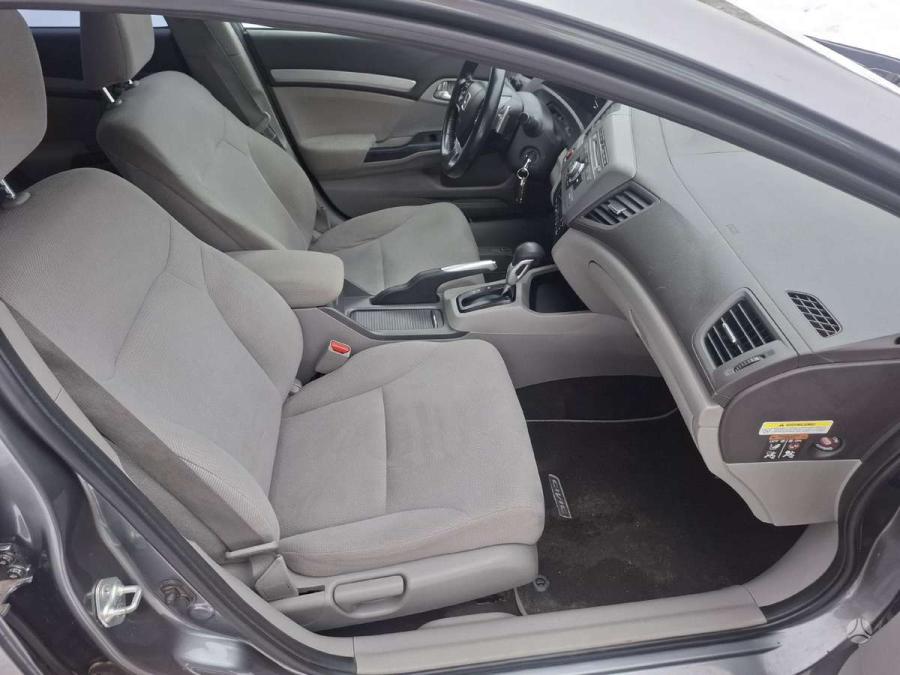 Grey Honda Civic 2012 in Vilnius, with an engine capacity of 1.80 L and mileage of 184 thousand km for 5200 €, photo 11 on AUTOMOTO.COM.LV