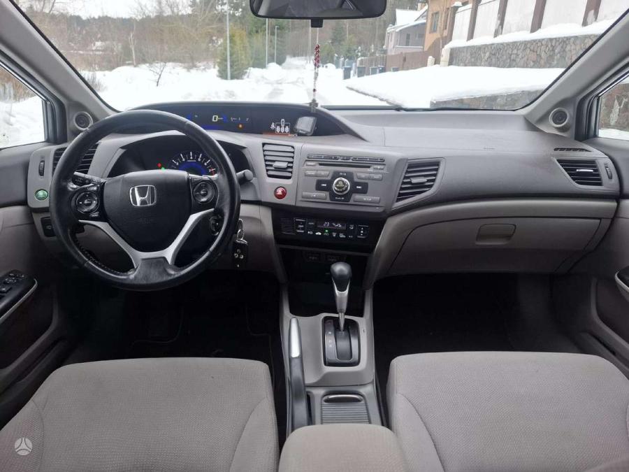 Grey Honda Civic 2012 in Vilnius, with an engine capacity of 1.80 L and mileage of 184 thousand km for 5200 €, photo 14 on AUTOMOTO.COM.LV