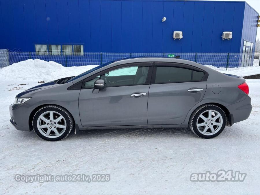 Grey Honda Civic 2013 in Paide, with an engine capacity of 1.80 L and mileage of 297 thousand km for 5390 €, photo 3 on AUTOMOTO.COM.LV