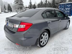 Grey Honda Civic 2013 in Paide, with an engine capacity of 1.80 L and mileage of 297 thousand km for 5390 €, photo 5 on AUTOMOTO.COM.LV