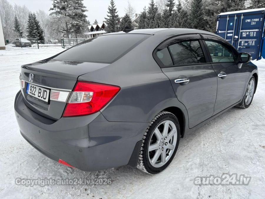 Grey Honda Civic 2013 in Paide, with an engine capacity of 1.80 L and mileage of 297 thousand km for 5390 €, photo 5 on AUTOMOTO.COM.LV