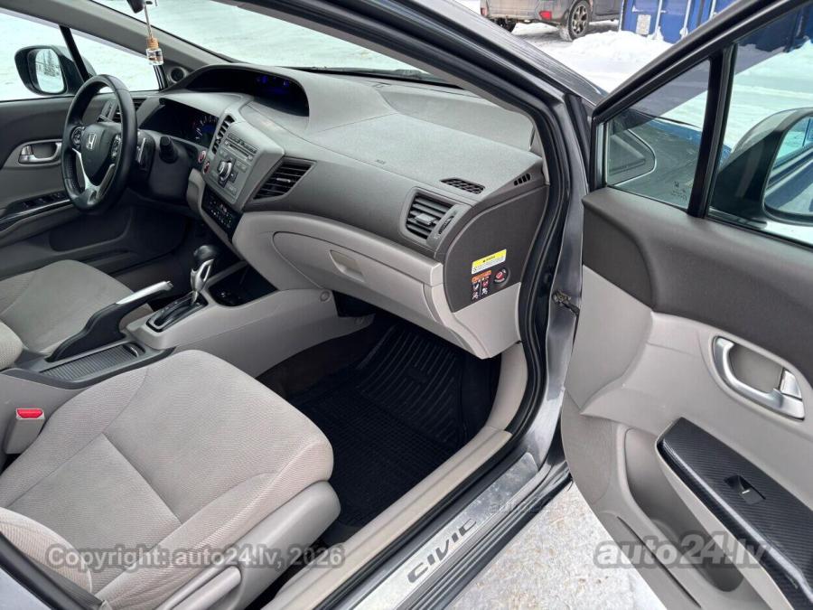 Grey Honda Civic 2013 in Paide, with an engine capacity of 1.80 L and mileage of 297 thousand km for 5390 €, photo 9 on AUTOMOTO.COM.LV