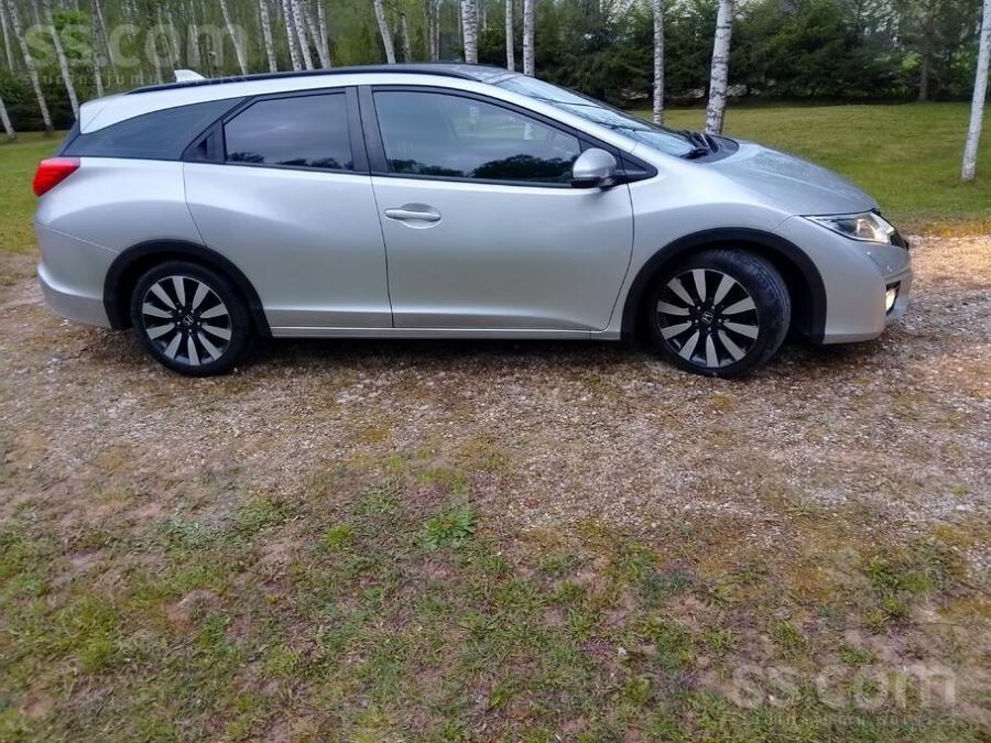 Grey Honda Civic 2017 in Riga, with an engine capacity of 1.60 L and mileage of 194 thousand km for 9500 €, photo 3 on AUTOMOTO.COM.LV